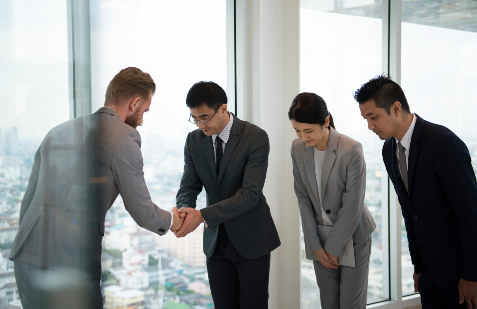 Japanese Social Etiquette Guide: From Escalators to Public Silence—What ...